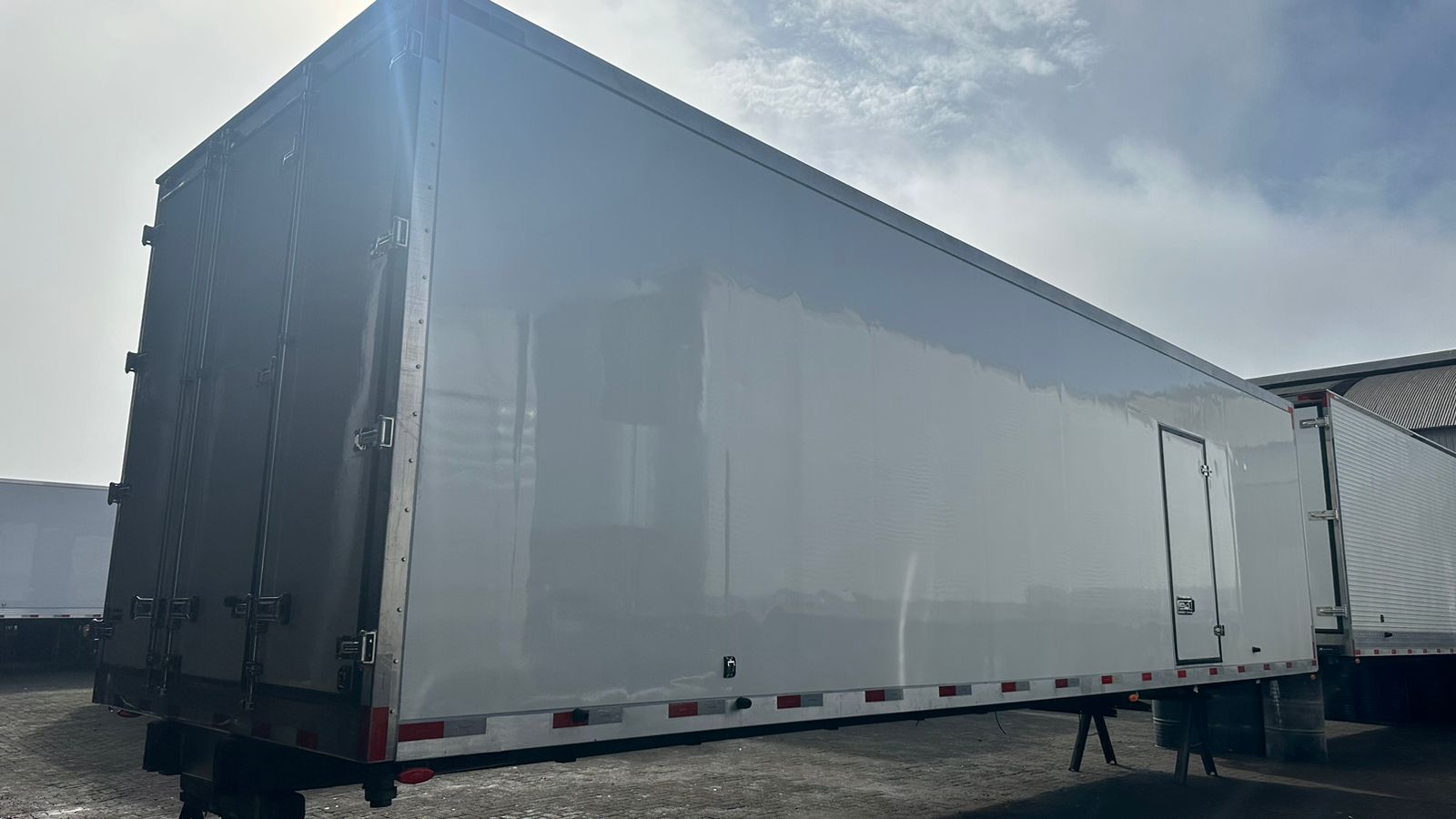 Baú Bitruck Frigorifíco – Ala Forte – Comércio de Implementos Rodoviários